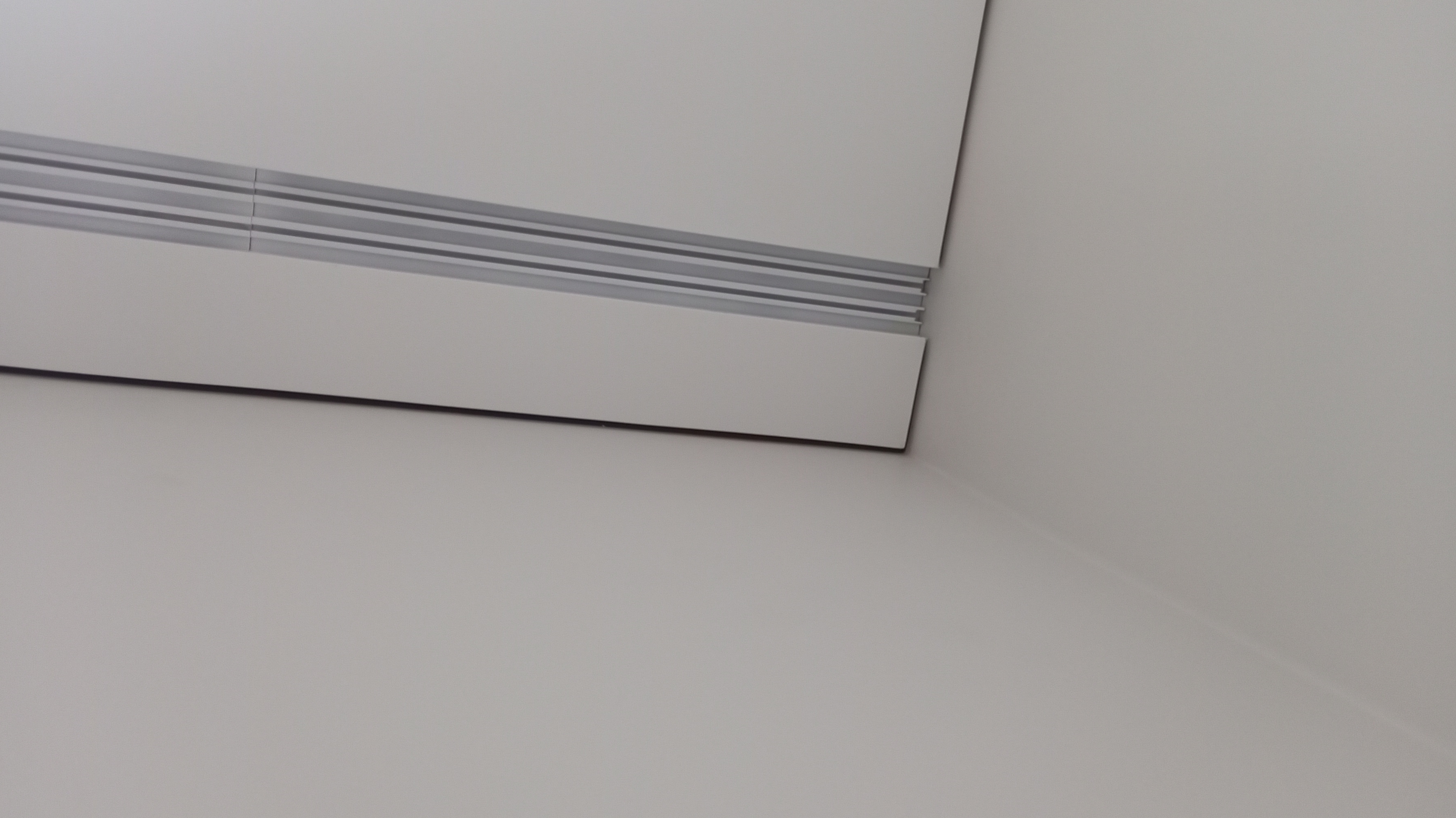 Теневой белый матовый потолок