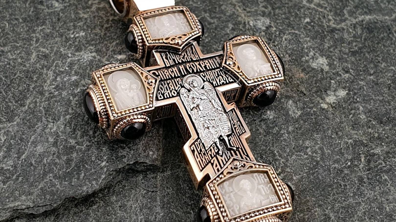 Византийский нательный именной крест из комбинированного золота с сапфирами