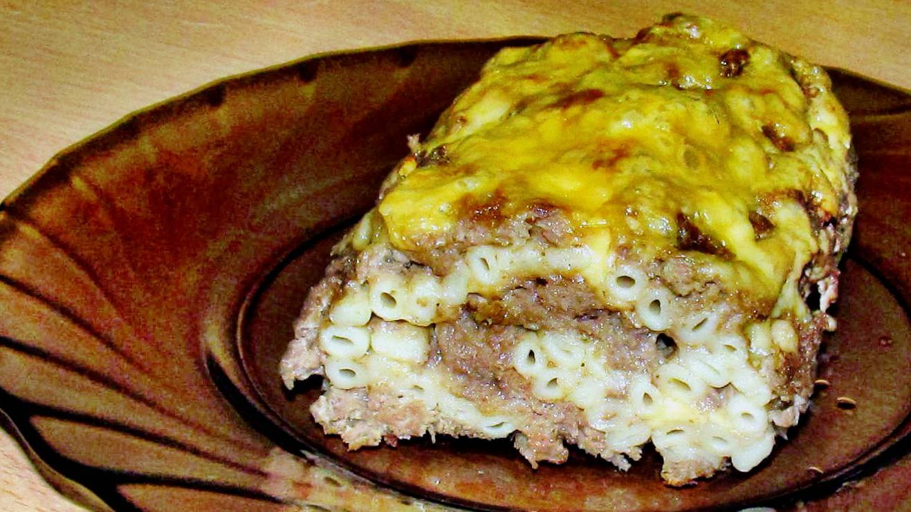 Мясной рулет с макаронами и сыром