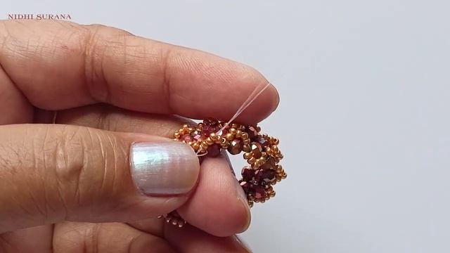 Сверкающий хрустальный кулон-пончик от Nidhi Surana