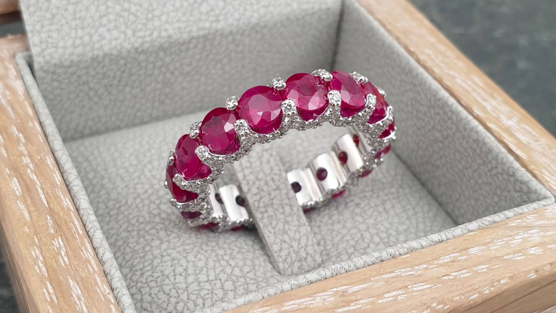 Кольцо из белого золота с бриллиантами и рубинами