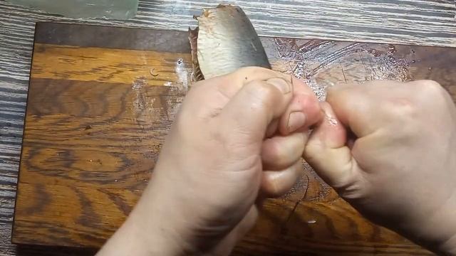 Раздельщик рыбы на плавбазе показал, как они быстро чистят селедку. Костей нет, селедка не рвётся