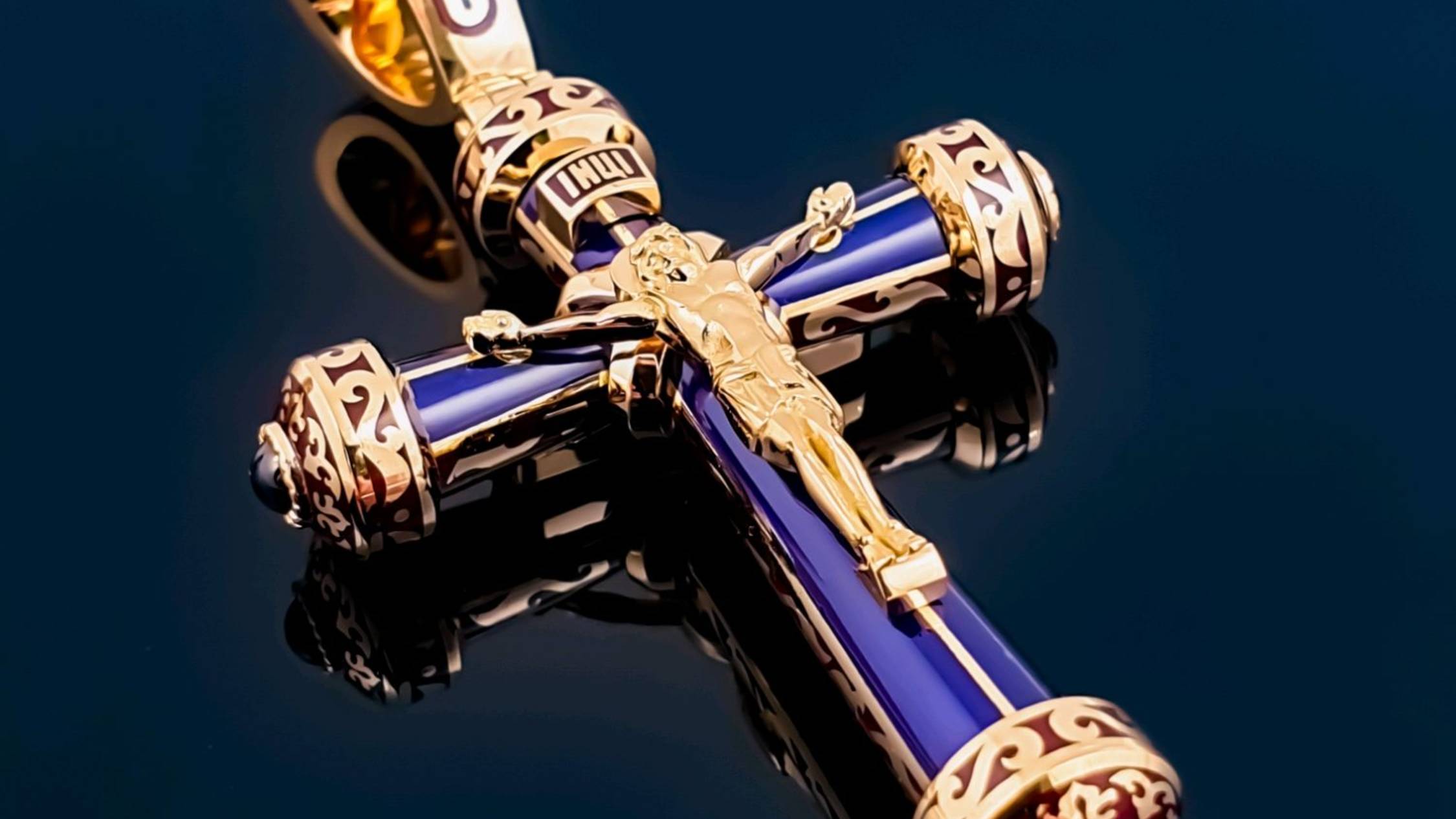 Нательный золотой крест каплевидной формы с сапфирами