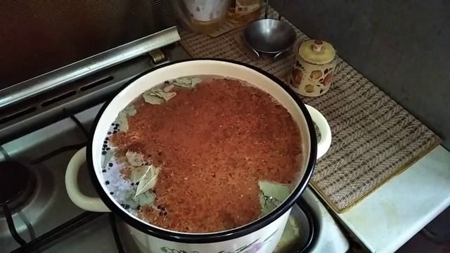 Куриный рулет в бутылке с желатином.