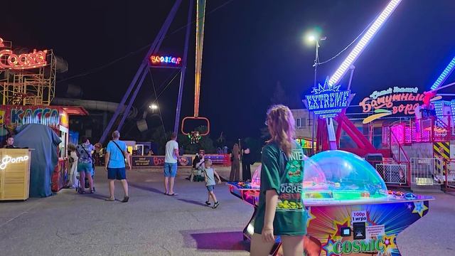 Анапа Парк аттракционов на улице Горького. Вечер в Анапе летом. Смотрим парк аттракционов.