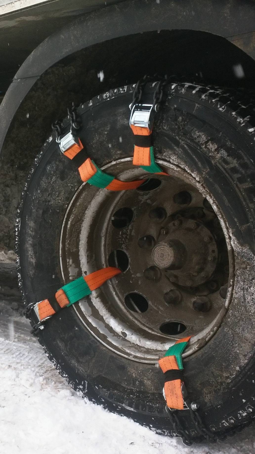 На браслетах «ГРИЗЛИ» грузовик фура тягач Scania 22.5 едет в горку по снегу льду - цепи на колеса