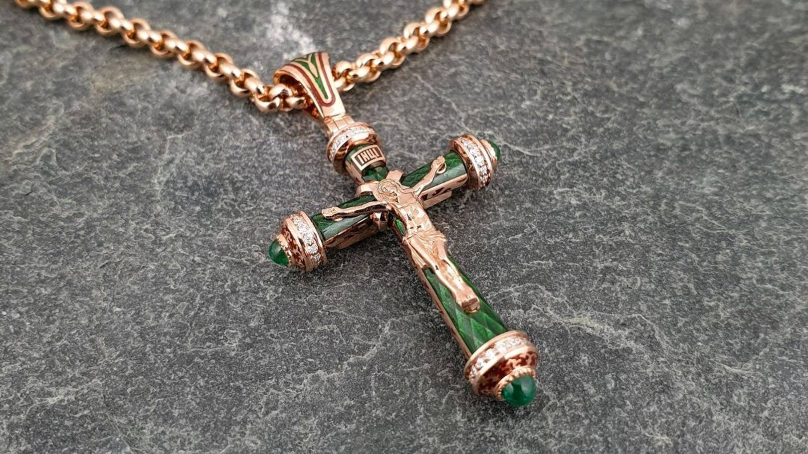Нательный золотой крест с зеленой эмалью, бриллиантами и изумрудами