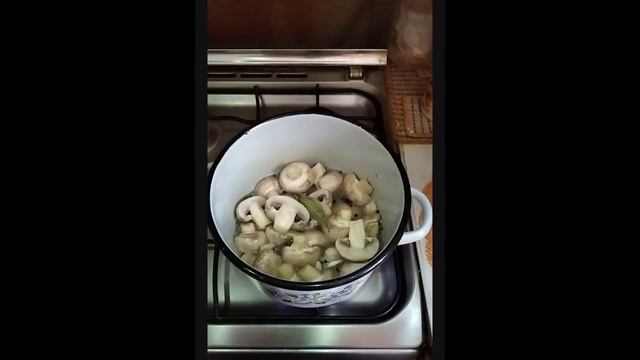Маринованные шампиньоны.