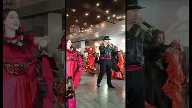 ЦЫГАНСКИЕ ПЕСНИ И ТАНЦЫ НА СВАДЬБЕ ДОРОГОЙ ДЛИННОЮ. Е. Берлин и коллектив "Экспромт". АРТИСТЫ