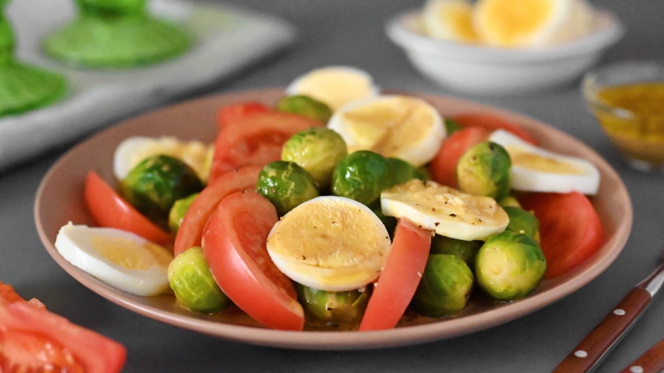 Легкий и здоровый ужин. Салат из брюссельской капусты с яйцом и секретной заправкой