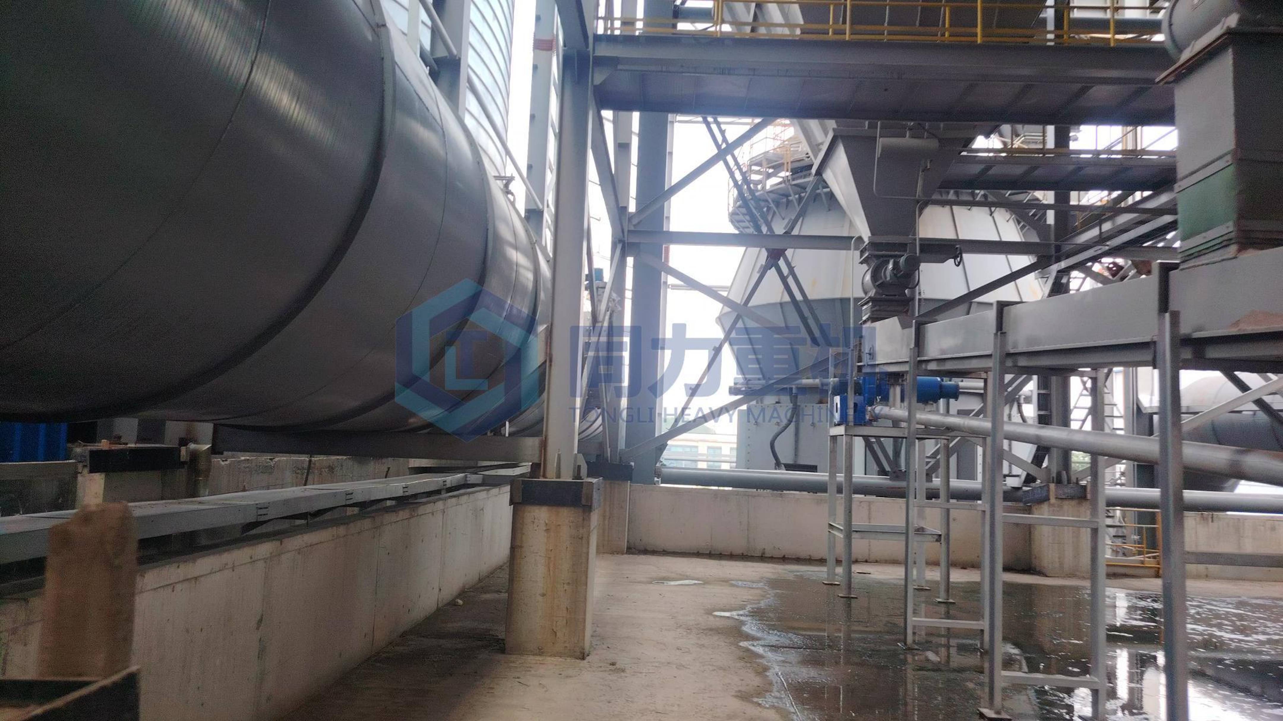 Вращающаяся печь получает молотый сырьевой известняковый клинкер из вертикальной валковой мельницы (