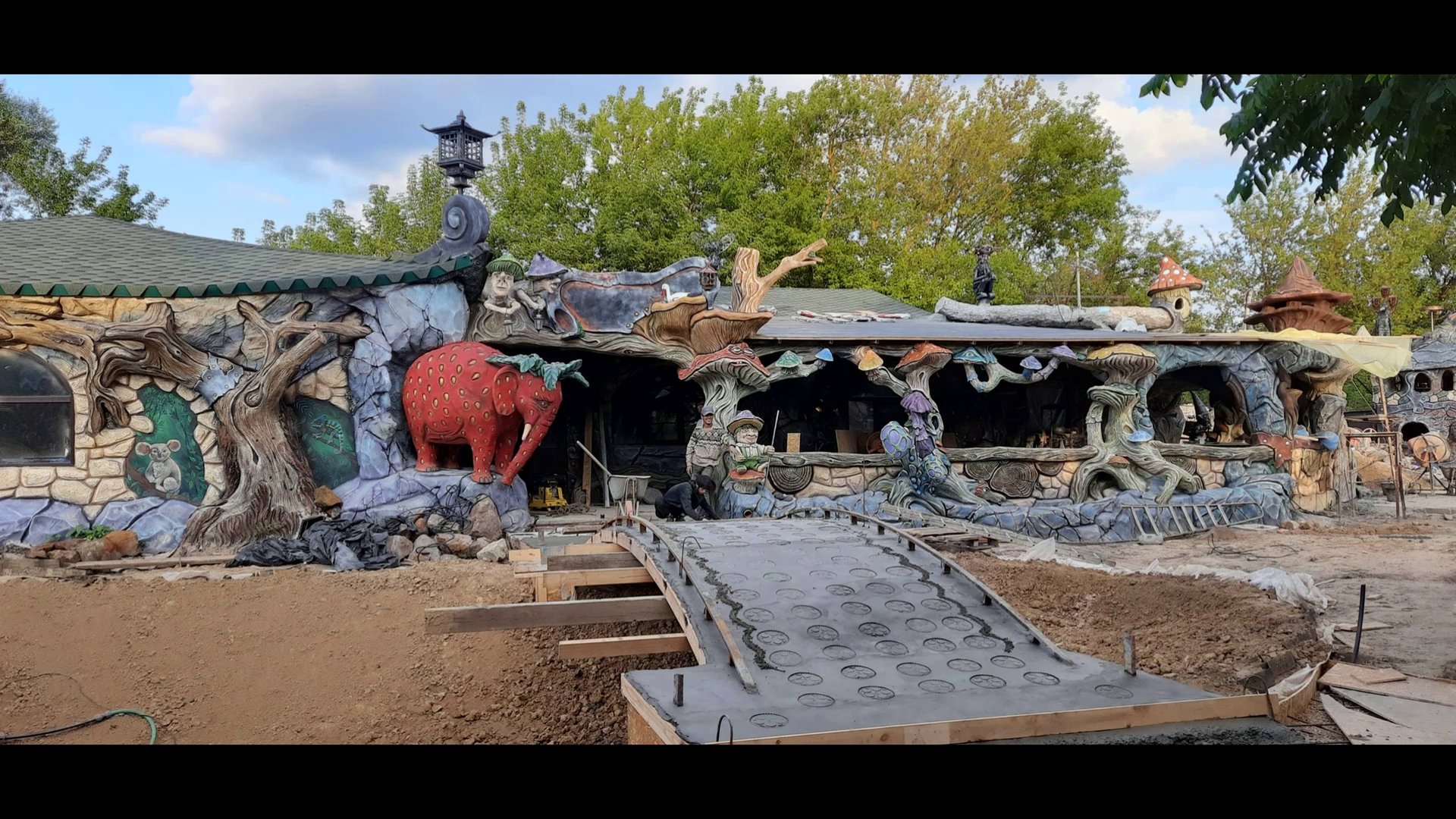 скульптуры  из  арт бетона цветочники на  даче оформление фасада. шашлык.