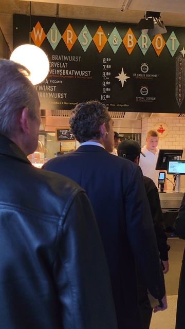 В Цюрихе как всегда релакс и конечно сосиски, ну и говорят по русски везде