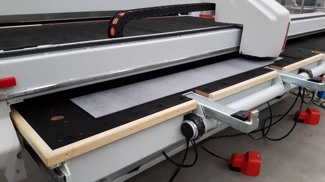 Раскрой листа керамики толщиной 5 мм на столе раскроя Intermac Genius RS-A