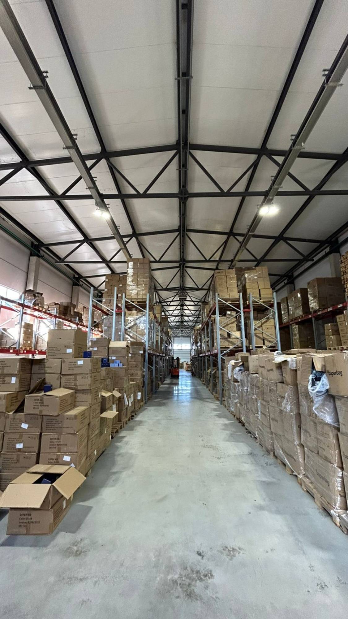 Территоя пром зоны Гатчина площадь строений 3800 кв м