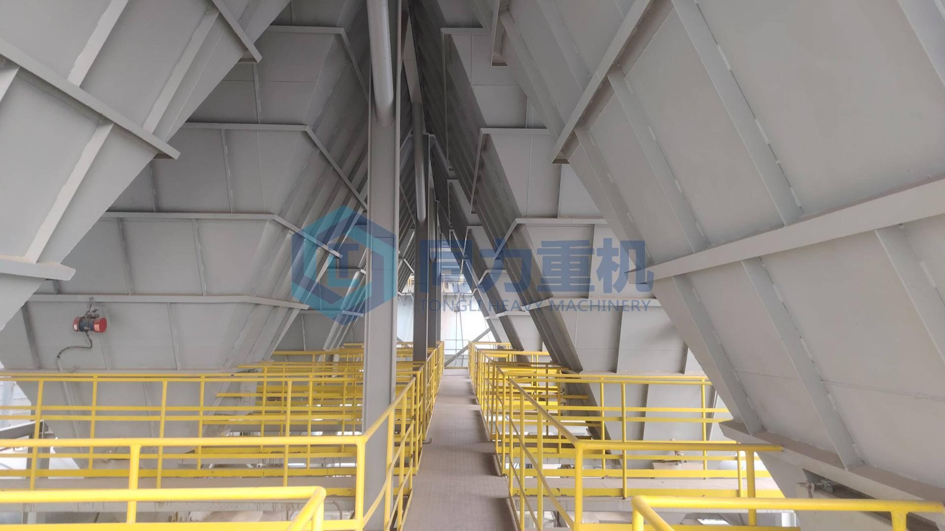 Эксплуатация сырьевой мельницы VRM с пылеуловителем и вертикальной валковой мельницей для цементного