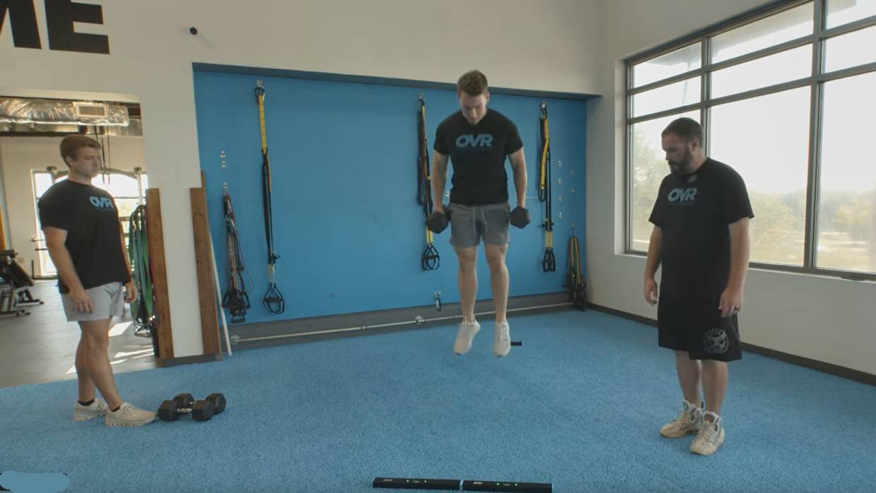 Прыжок в высоту с гантелями