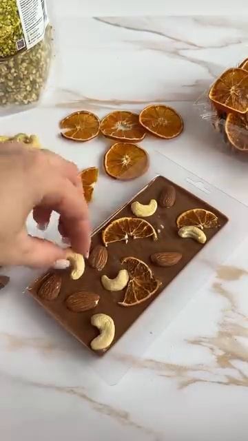 Шоколад на Новый год: как самостоятельно приготовить плитку молочного шоколада с орехами