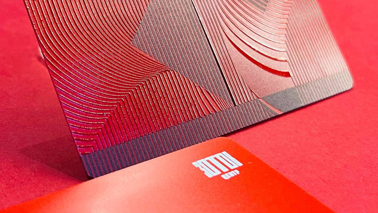 Изготовление карт на красном в массе пластике с красным торцом и выборочным лаком