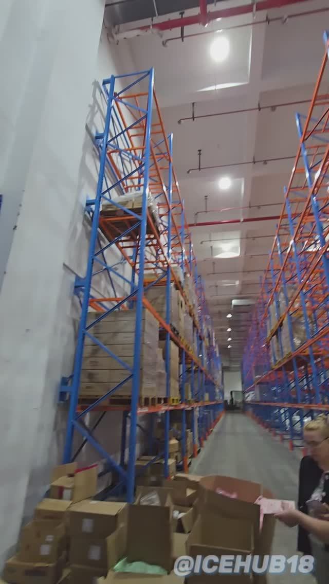 Заглянули на склад сырья китайского хлебозавода. Думал увидеть хоть какую то автоматизацию