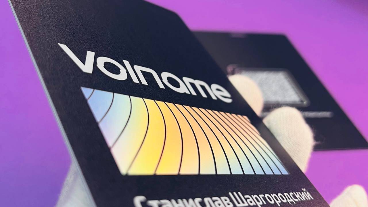 Изготовление бейджей на голографическом пластике на заказ