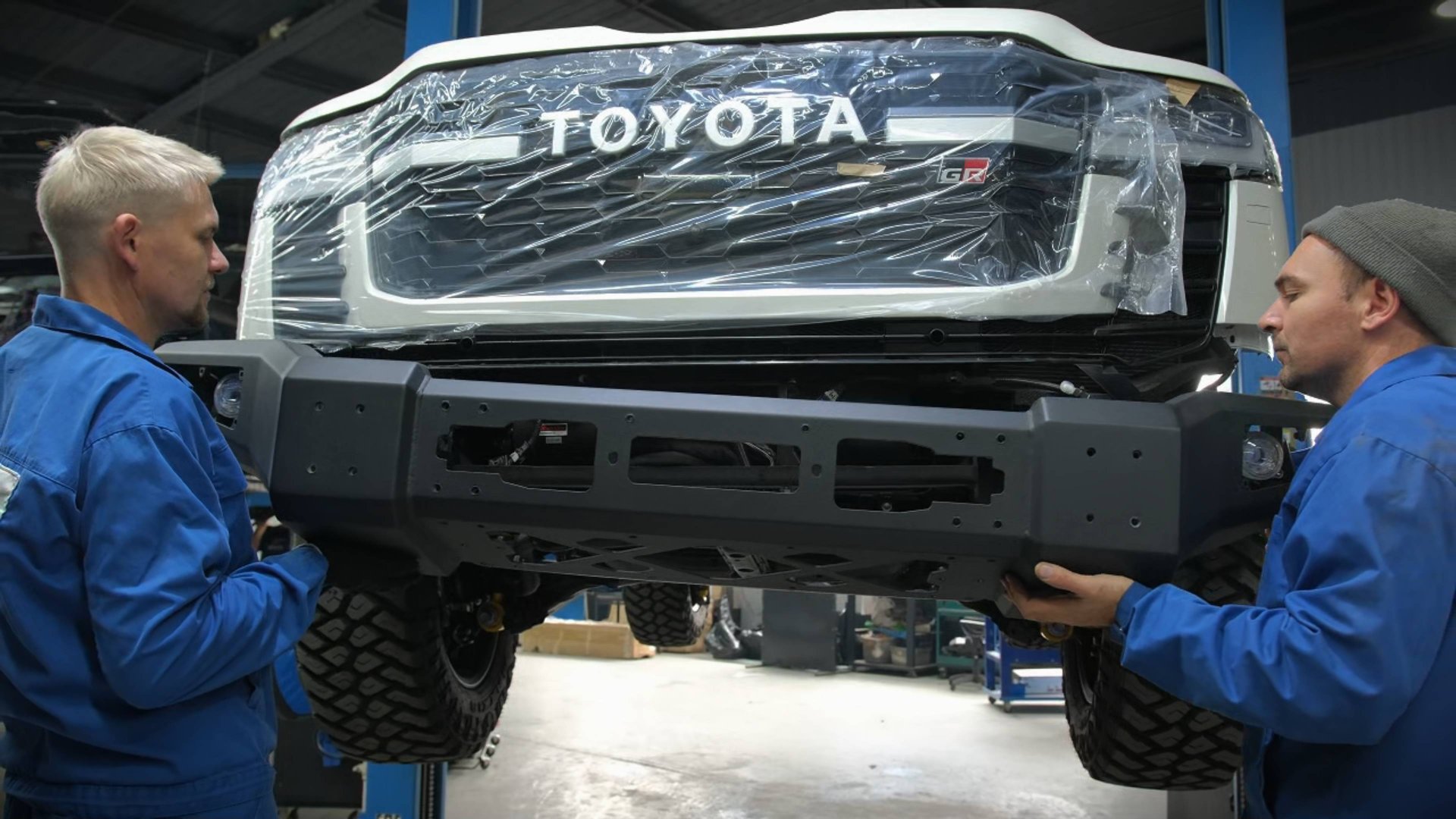 Установка переднего силового бампера BMS PRO-Line для Тойота Ленд Крузер 300