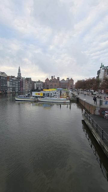 Утро в Амстердаме, жду гида прогуляться