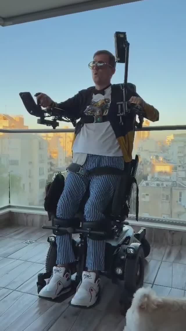 Инвалид встал на ноги! Нейросети?