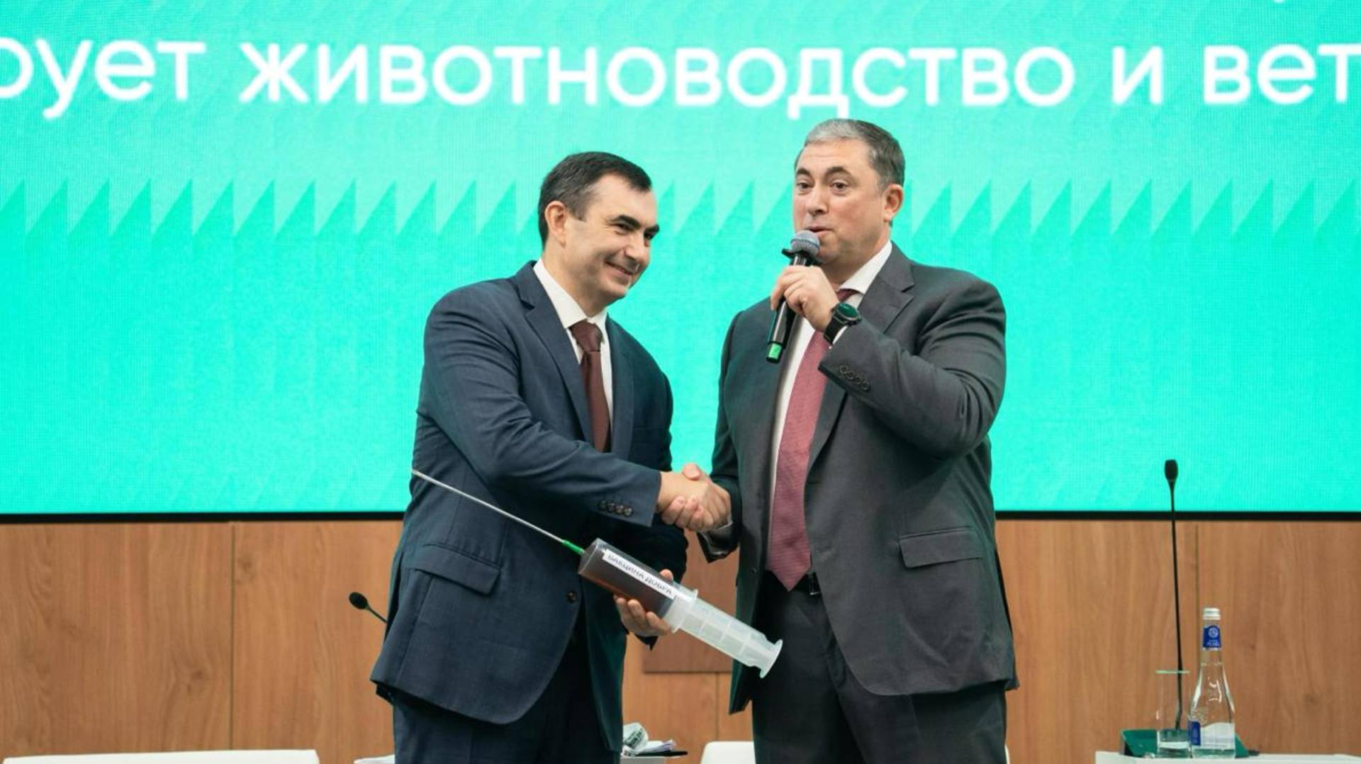 Максим Увайдов вручил Роману Некрасову «вакцину добра»