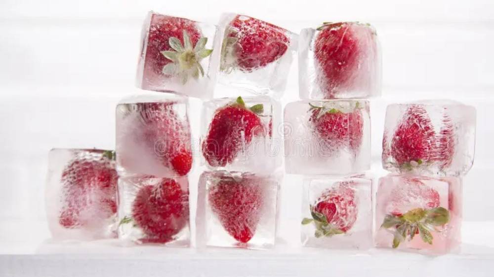 Мы решили укрыть нашу землянику🏠