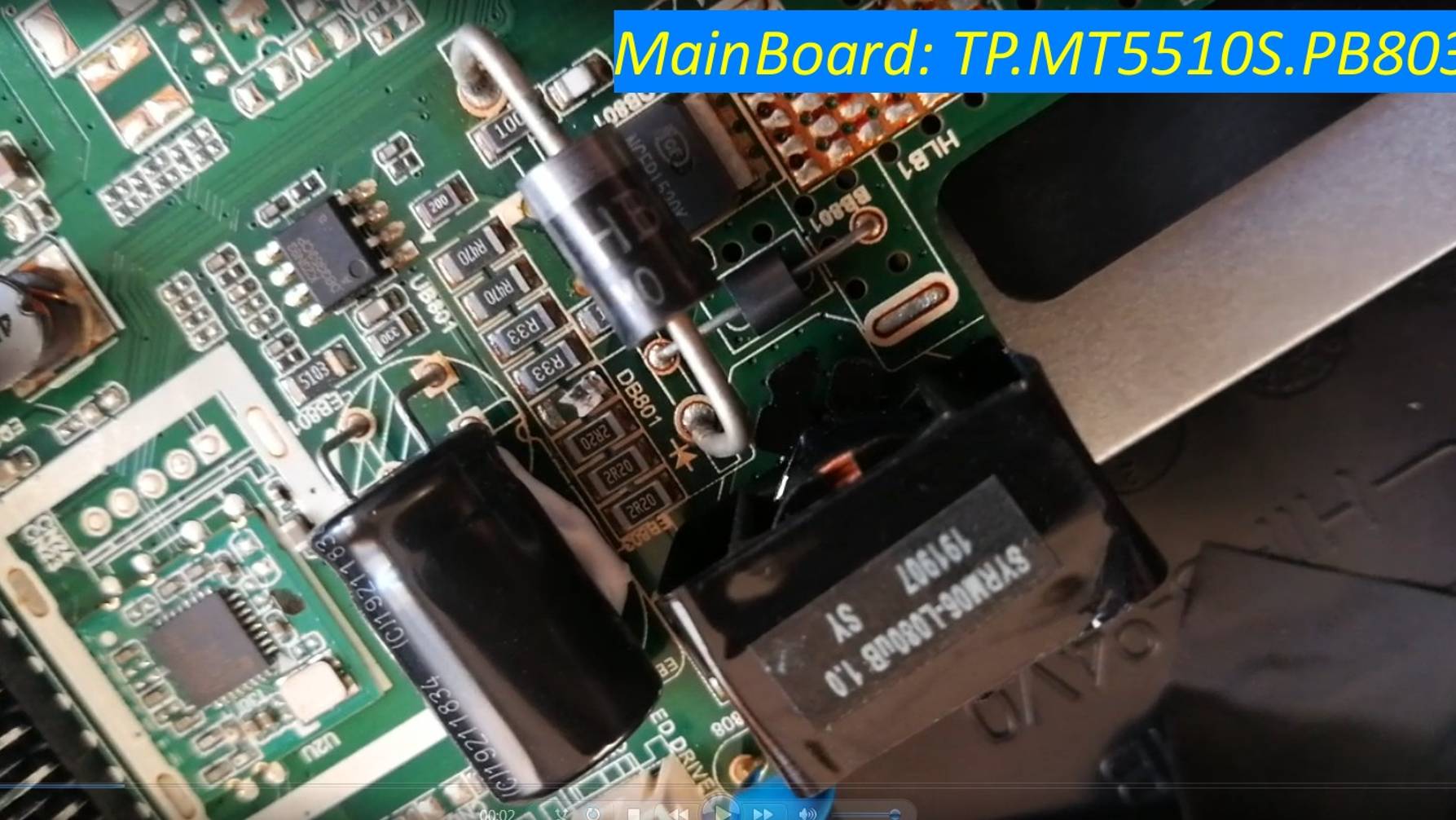 Skyline включается, индикатор переходит из красного в зелёный, экран тёмный.