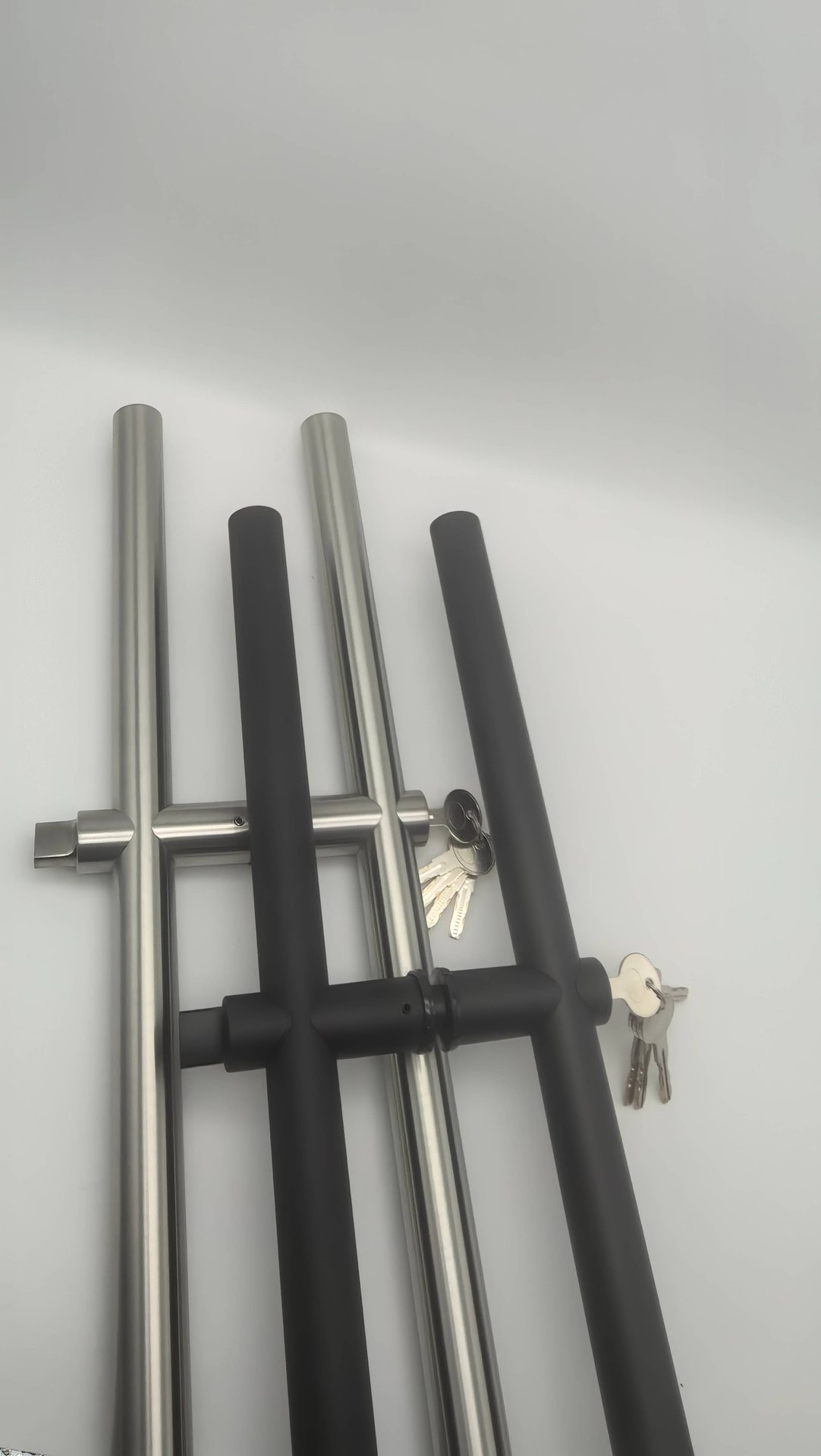 Ручка FKR-213 для стеклянной двери, оснащена замком ключ/вертушка