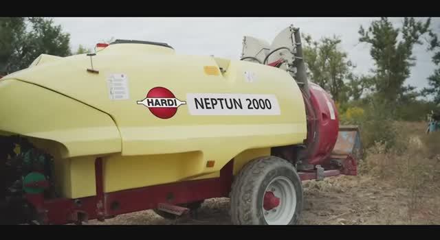 HARDI Neptun 2000 - полевые испытания прицепного опрыскивателя для садов и виноградников.