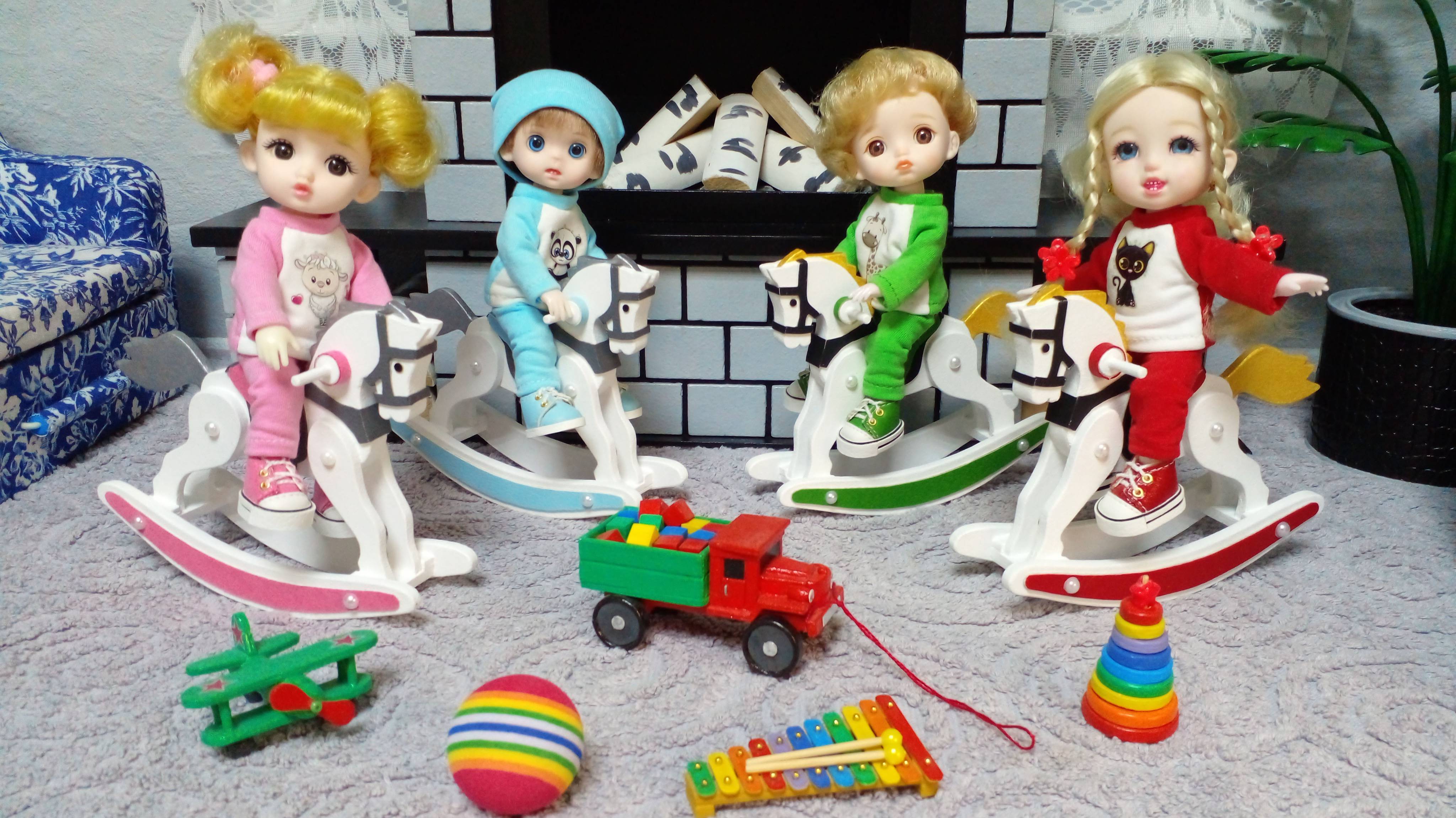 Куклы на лошадках-качалка.