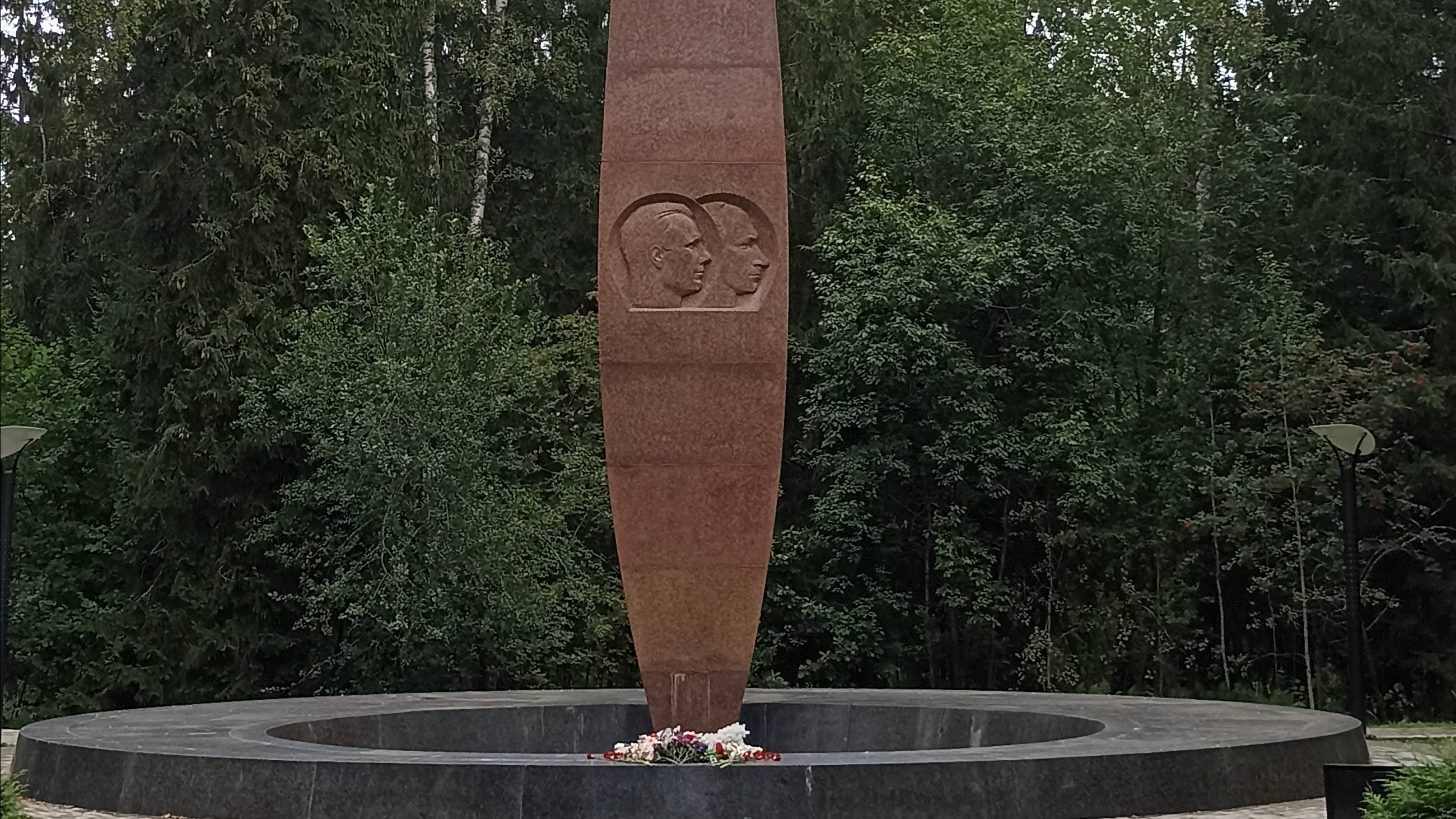 Мемориал Гагарина и Серёгина у д.Новосёлово.