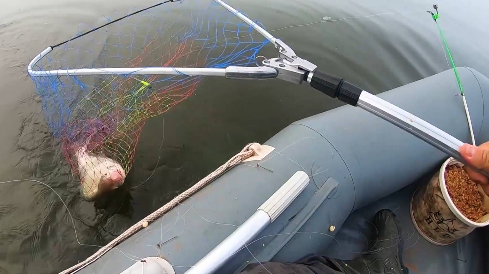 КРУПНЫЙ ЛЕЩ РАСКАТАЛ ГУБУ НА МЕД С ШОКОЛАДОМ! Рыбалка ОСЕНЬЮ на кольцо