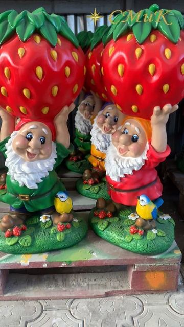 Садовые гномы из бетона — маленькие хранители уюта