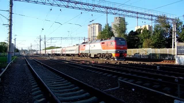 Электровоз ЭП2К-190 (ТЧЭ-8) со скорым поездом № 205Э Нижний Новгород — Санкт-Петербург.