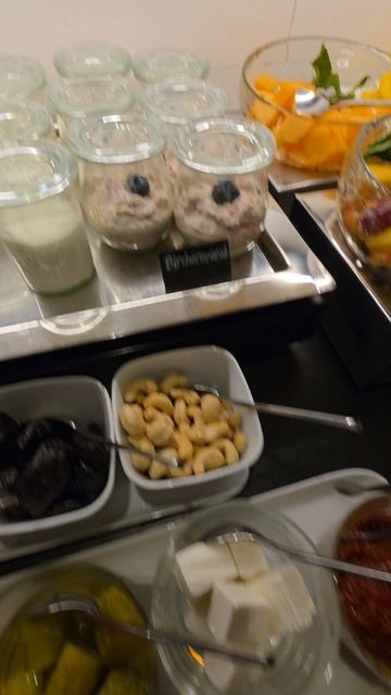 Скромный швейцарский завтрак в Цюрихе