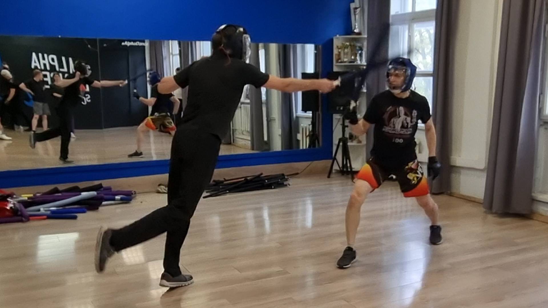 Фехтование одноручным мечом вакидзаси - спарринг в школе кендзюцу Katana Club на коротких чанбара