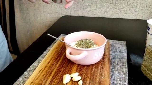 Чесночный соус. Идеально подходит под картошку по деревенски, наггетсы и куриные крылышки.