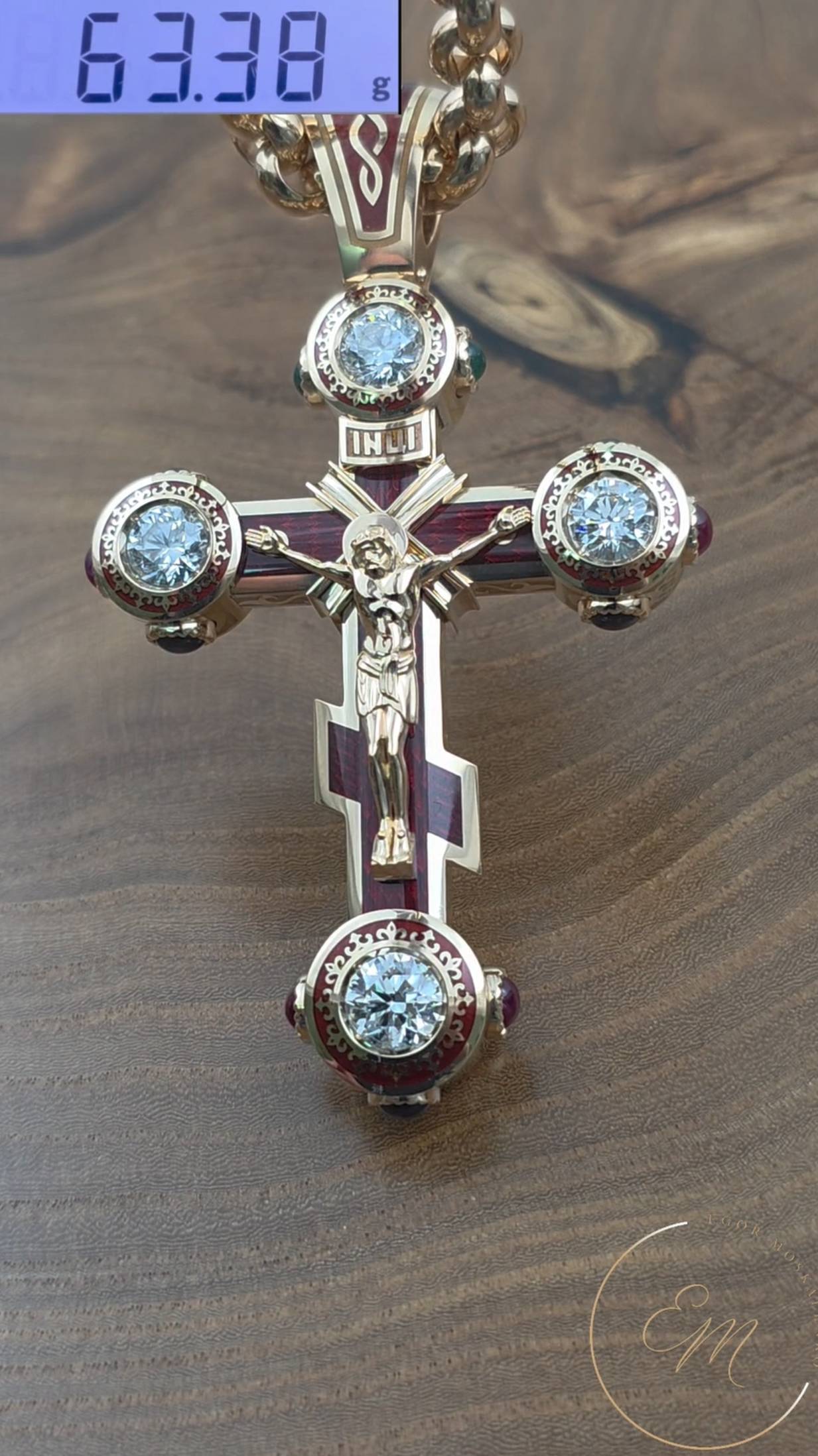 Величественный нательный крест с четырьмя чистейшими бриллиантами