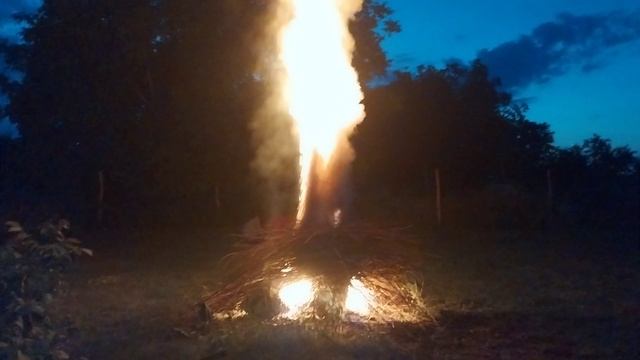 Красивый костёр и много дыма :)