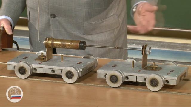 ДИНАМИКА МАТЕРИАЛЬНОЙ ТОЧКИ. Расталкивание тележек взрывом.