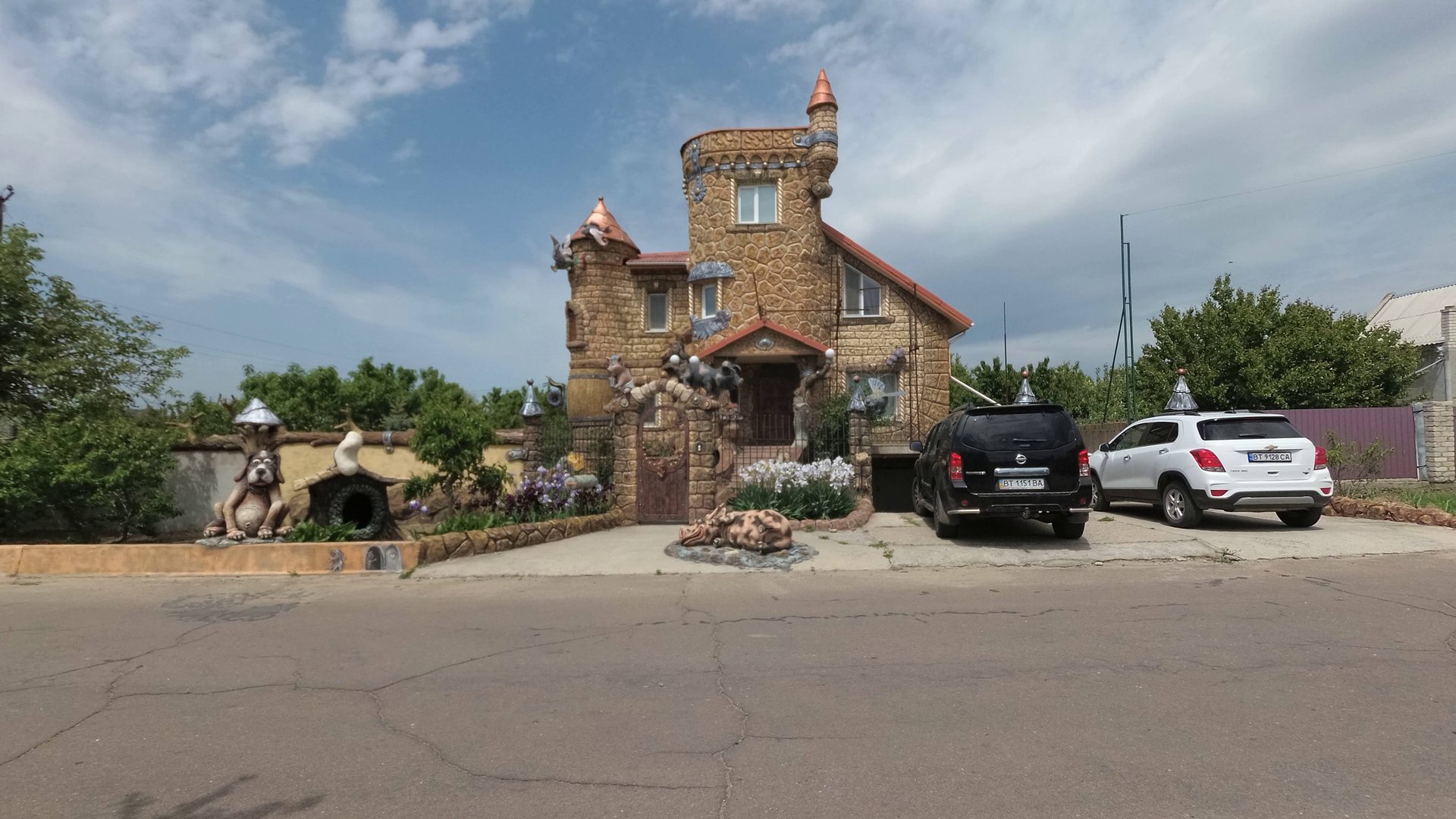 оформление фасада дома Скульптора  скульптура медведя из арт бетона