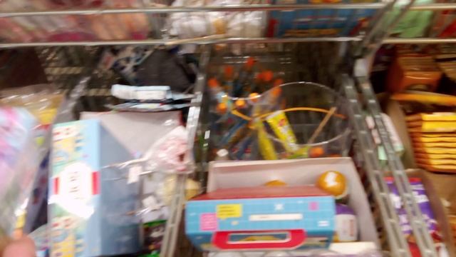 Интересный выбор сюрпризов и других сладостей в супермаркете ДА. Очень интересный видос получился.