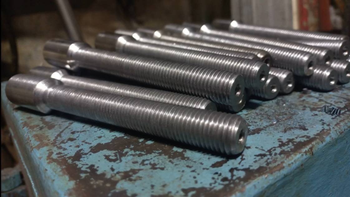 Просто работаю. Точу шпильки. Молча.