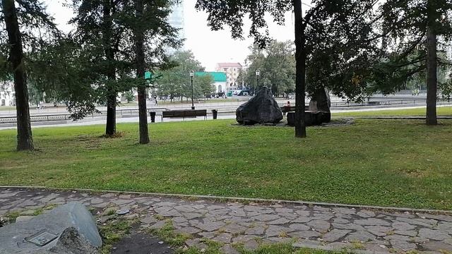 Екатеринбург. Парк в центре города. Камни - минералы. Змеевик, яшма и др.