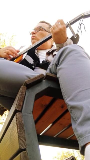 Импровизирую на двух-трех аккордах под легкий шум течения реки Охты...