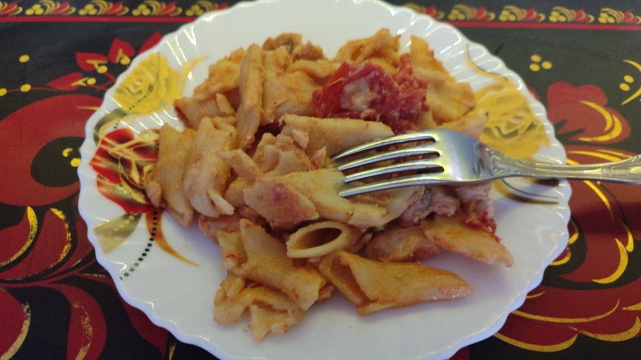 Паста с курицей и помидорами черри в сливочном соусе.  Вкусный ужин за 15 минут.